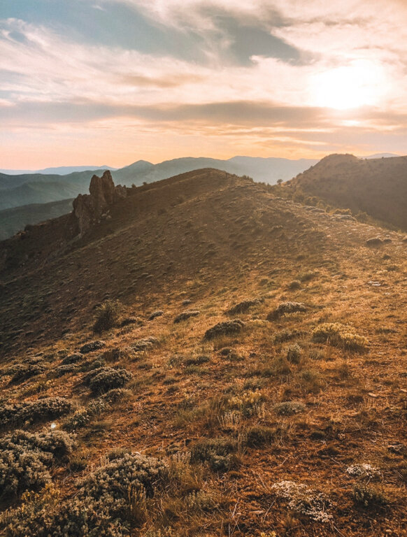 Dağ zirvesi Скала-останец Эки-Ага-Кардаш, Kırım Cumhuriyeti, foto