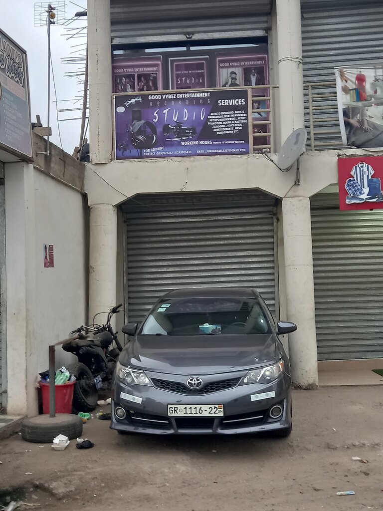 Giyim mağazası Boosu pal boutique, Akra, foto