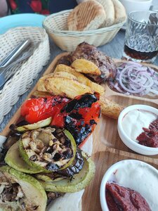 Grill House (Leningradskoye Highway No:26В, Pskov), kafe  Pskov'dan