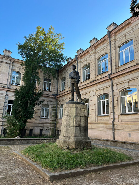 Anıt, heykel Monument to Vladimir Mayakovsky., Kutaisi, foto