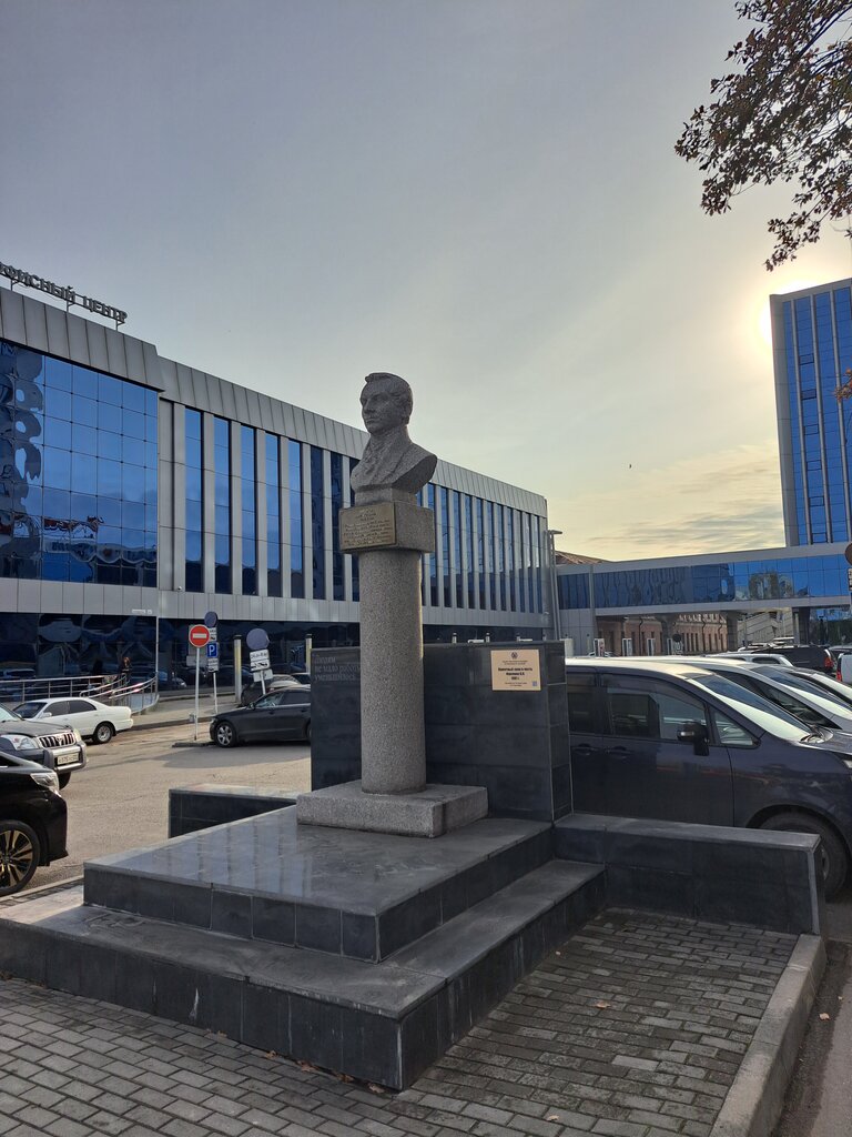 Anıt, heykel Бюст Пётра Козьмича Фролова, Barnaul, foto