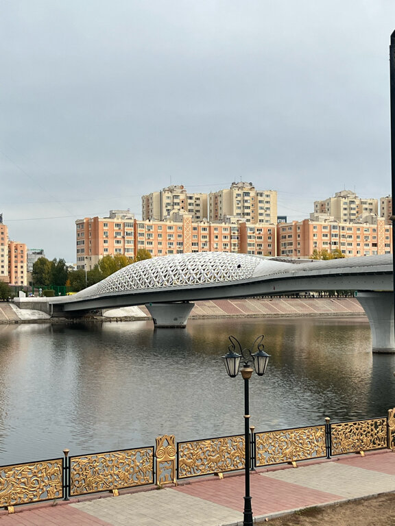 Park, sokak heykeli Caspian sturgeon, Astana, foto