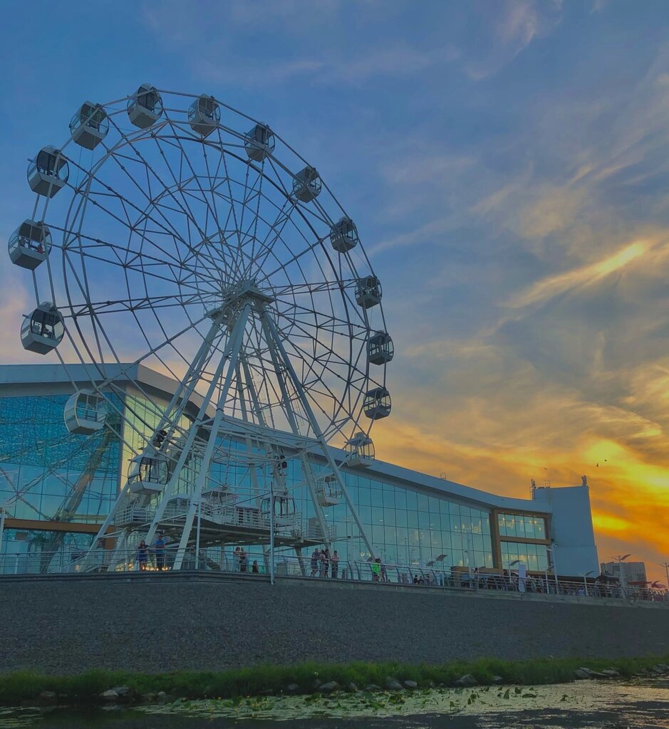 Unutulmaz olayların yeri Aquamall embankment street, Ulyanovsk, foto