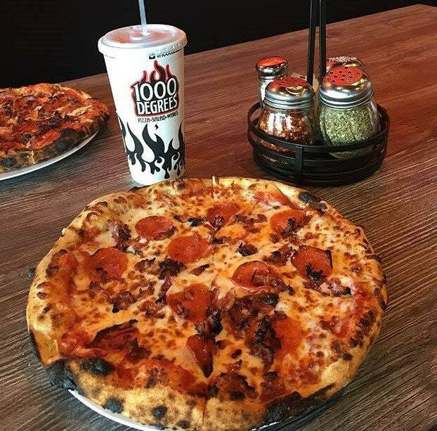 Pizzacılar 1000 Degrees Pizza Salad Wings, Texas, foto
