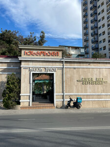 River Hall (Tbilisi, Noe Zhordania Embankment), restoran  Tiflis'ten