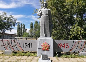 Монумент погибшим в ВОВ 1941-1945 гг (Saratov Region, Marksovskiy rayon, Kirovskoye munitsipalnoye obrazovaniye, selo Kalininskoye), anıt, heykel  Saratovskaya oblastından