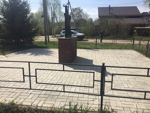 Воинам, павшим в годы Великой Отечественной войны (gorodskoy okrug Nizhniy Novgorod, derevnya Utechino, Tsentralnaya ulitsa), anıt, heykel  Nijegorodskaya oblastından