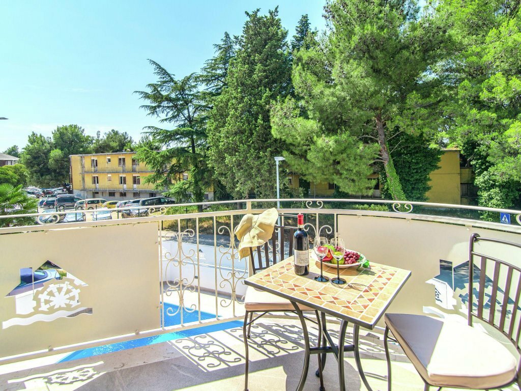 Otel Modern Villa with Private Pool & Hot Tub near Center & Beach, Dünya, foto