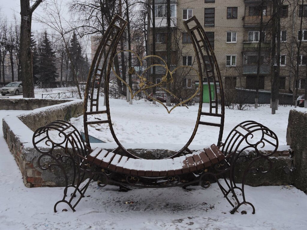 Park, sokak heykeli Скамья молодожёнов, Puşkino, foto