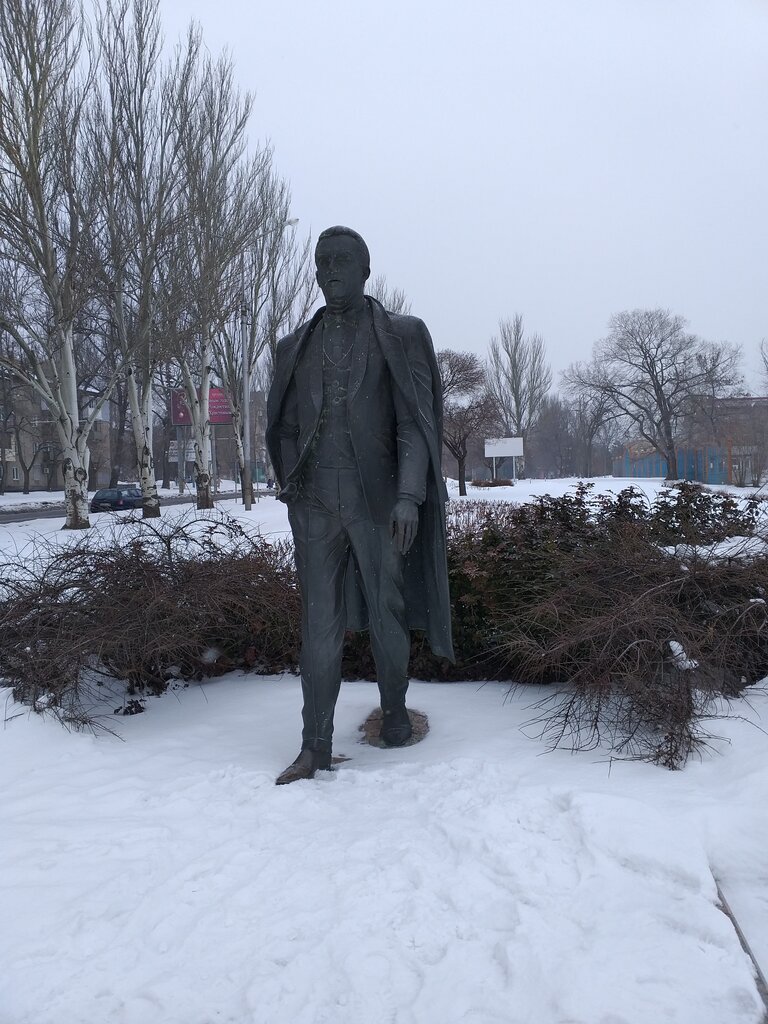 Park, sokak heykeli Памятник Иосифу Кобзону, Donetsk, foto
