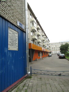 В честь возрождения Киришей (Pionerskaya ulitsa No:1), anıt levhası, anıt taş  Kirishi'den