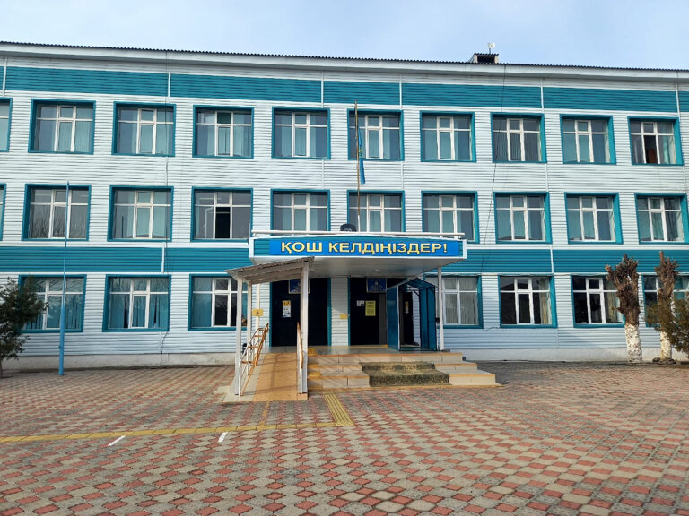 Ortaokul Mukhtar Auezov Gymnasium School, Janatas, foto