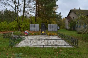 Братская могила советских воинов (Pskov Region, Ostrovsky District, Vorontsovskaya volost, derevnya Shiki), anıt, heykel  Pskovskaya oblastından