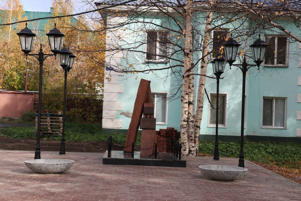 Anıt levhası, anıt taş Жертвам политических репрессий, Tayga, foto