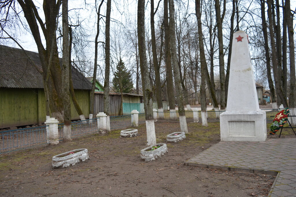 Anıt, heykel Братская могила советских воинов, Novgorodskaya oblastı, foto