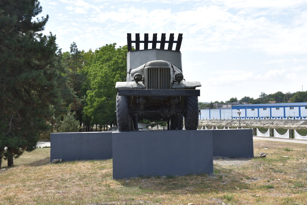 Teknoloji anıtı Боевая машина реактивной артиллерии БМ-13 Катюша, Abinsk, foto