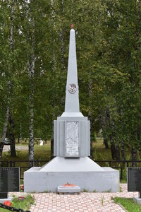 Землякам, павшим в годы Великой Отечественной войны (Tomskiy District, selo Malinovka), anıt, heykel  Tomskaya oblastından