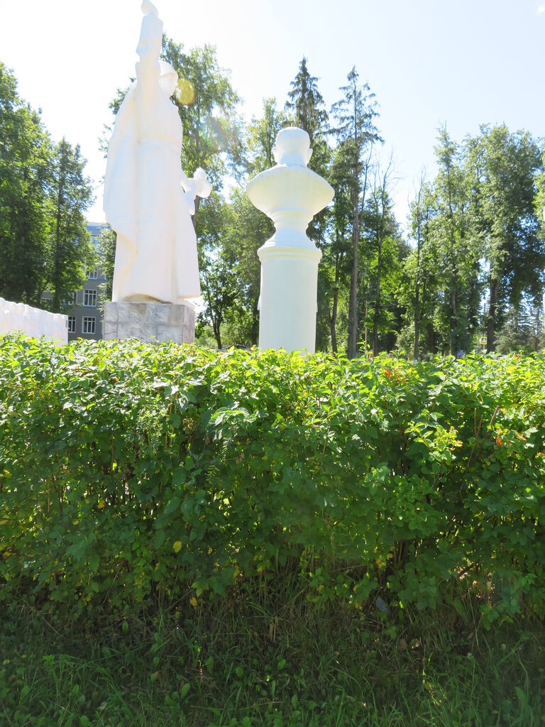 Anıt, heykel Бюст Героя Советского Союза Александра Андреевича Тряскина, Kalujskaya oblastı, foto