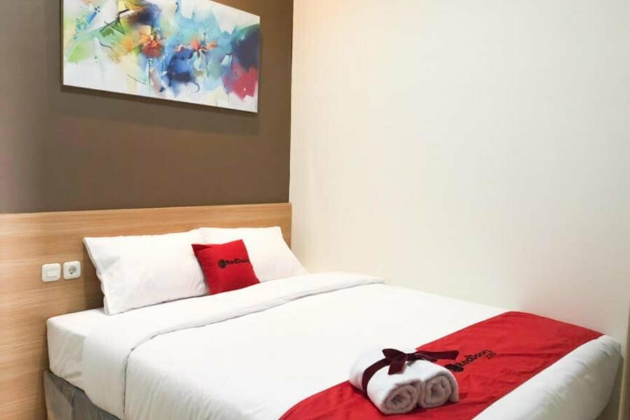 Otel RedDoorz Plus @ Dukuh Kupang, Surabaya, foto