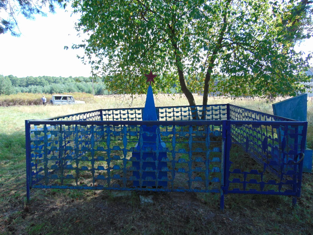 Anıt, heykel Обелиск погибшим мирным жителям, Brianskaya oblastı, foto