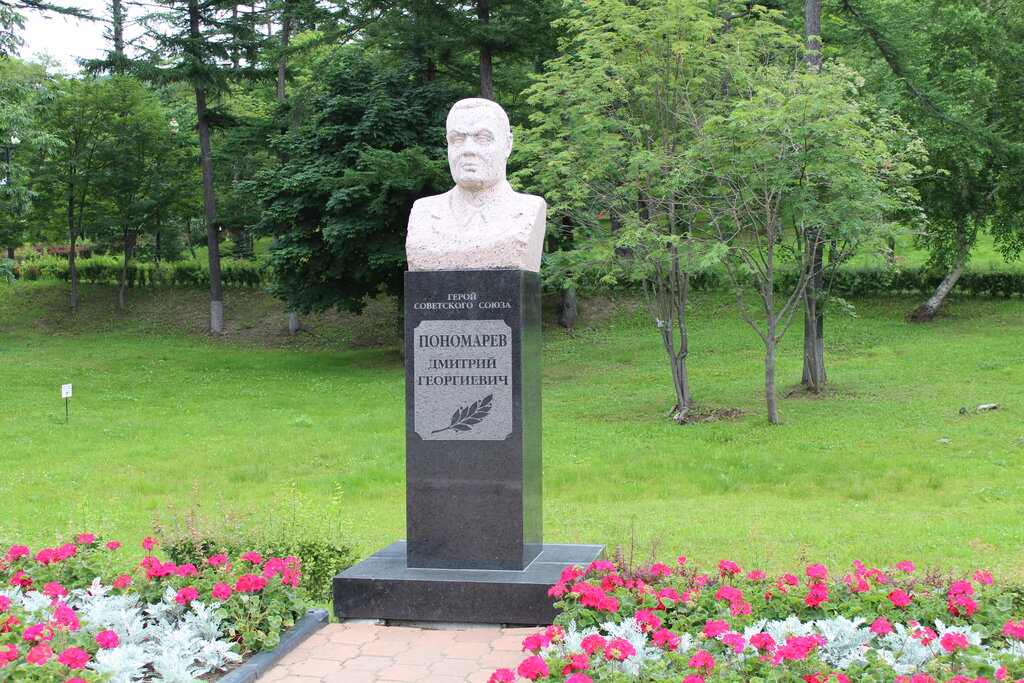 Anıt, heykel Д.Г. Пономарёв, Sakhalinsk, foto