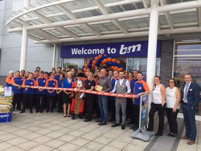 Şans oyunları B&m Store, Kingston upon Hull, foto