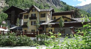 Hotel Dei Camosci (Aosta Valley, Courmayeur, Entreves), otel  Aosta Vadisi'nden