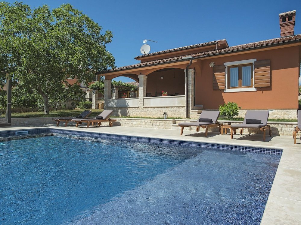 Otel Cozy Villa in Peroj With Pool and Parasol, Dünya, foto