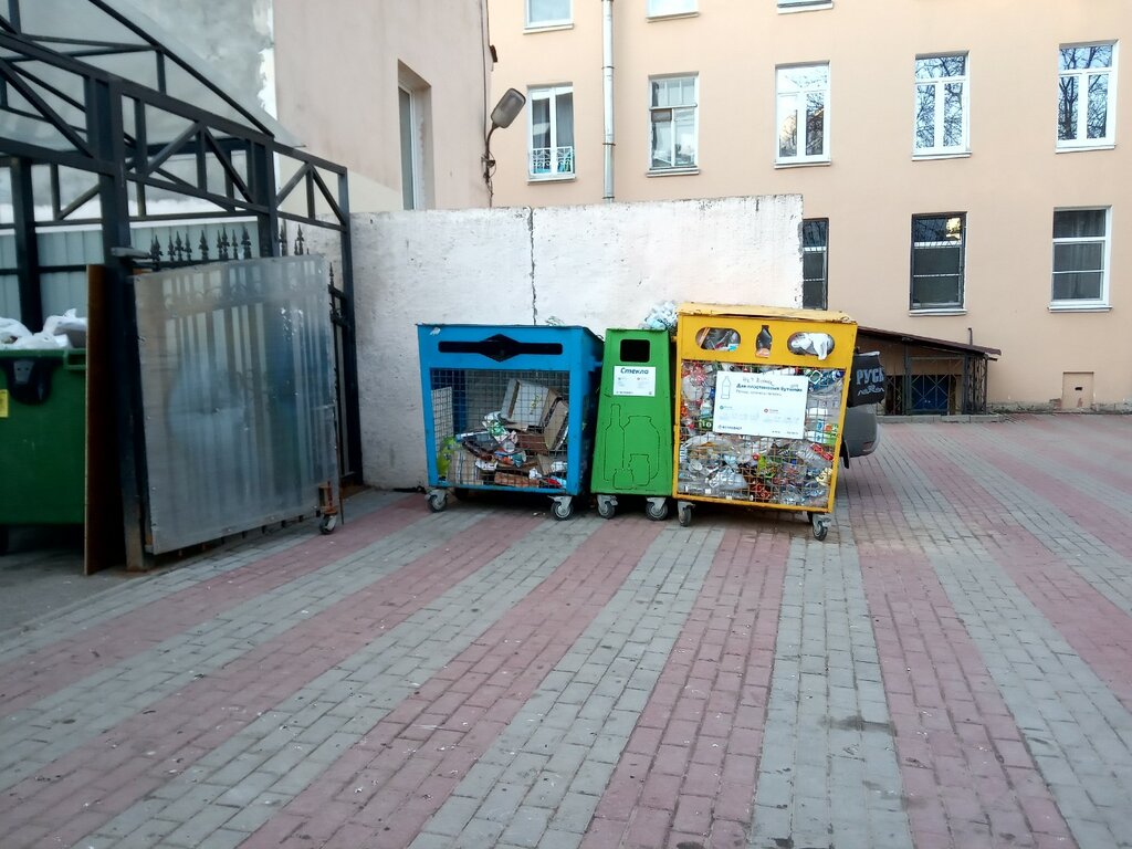 Ayrı çöp toplama noktası Точка раздельного сбора мусора, Saint‑Petersburg, foto