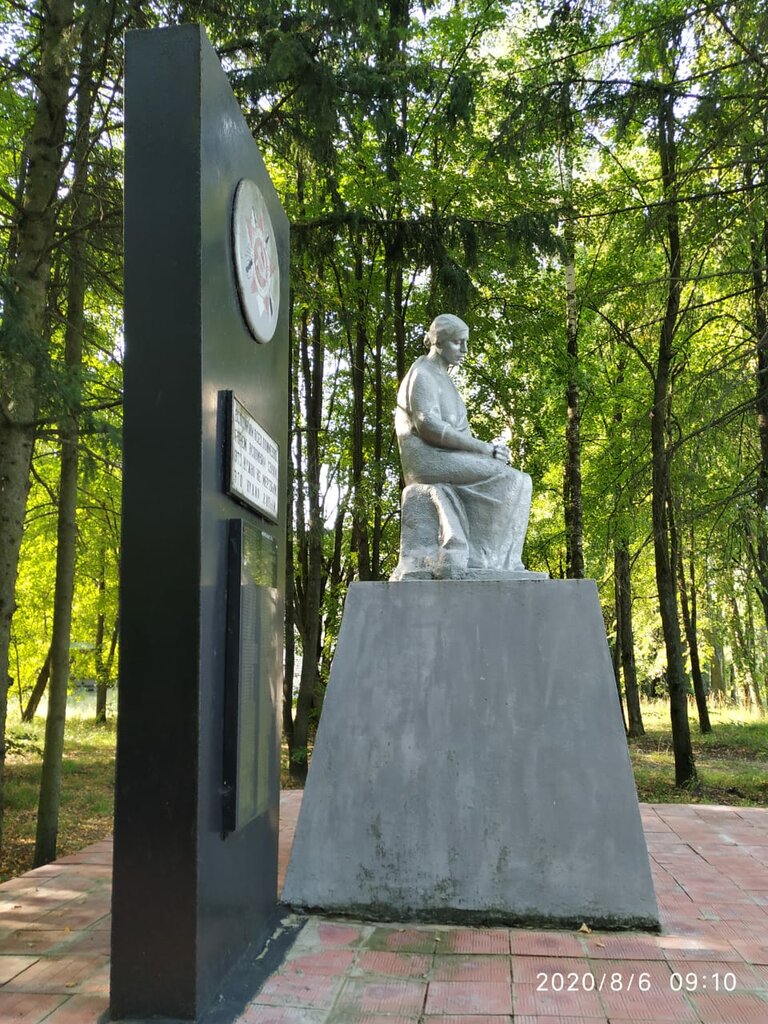 Anıt, heykel Скорбящая мать, Brianskaya oblastı, foto