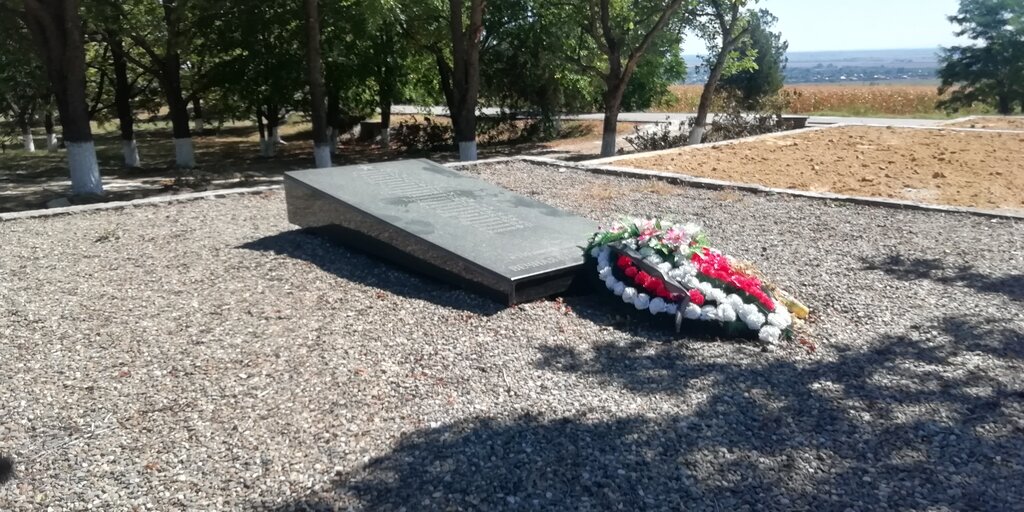 Anıt, heykel Братская могила 334 советских воинов, погибших от немецко-фашистских захватчиков, Krasnodarski krayı, foto