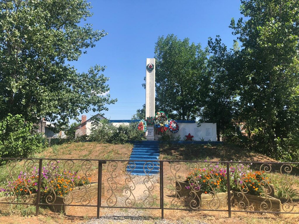 Anıt, heykel Обелиск односельчанам, павшим в годы Великой Отечественной войны, Astrahanskaya oblastı, foto