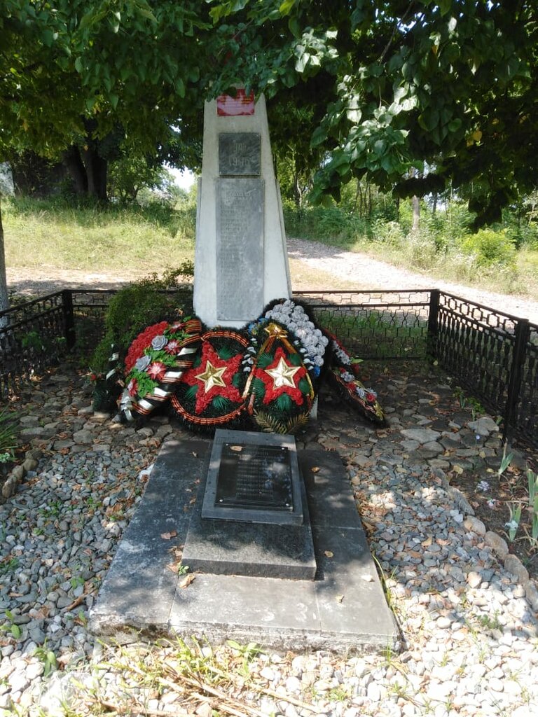Anıt, heykel Братская могила, Krasnodarski krayı, foto