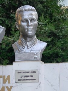 Бюст Героя Советского Союза Анатолия Николаевича Хуторянского (Krasnodar, Tsentralniy City administrative district, mikrorayon Cheryomushki), anıt, heykel  Krasnodar'dan