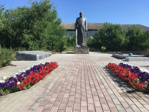 Воин-победитель (Volgograd Region, Rudnyanskiy rayon, Osichkovskoye selskoye poseleniye, selo Podkuykovo), anıt, heykel  Volgogradskaya oblastından