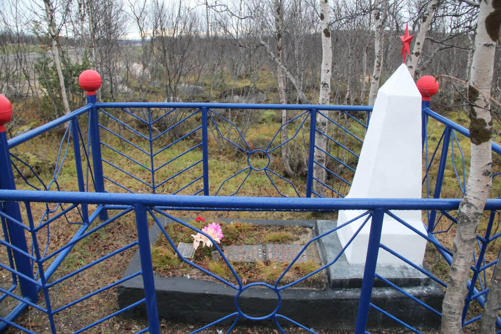 Anıt, heykel Братская могила двух советских воинов, Murmanskaya oblastı, foto