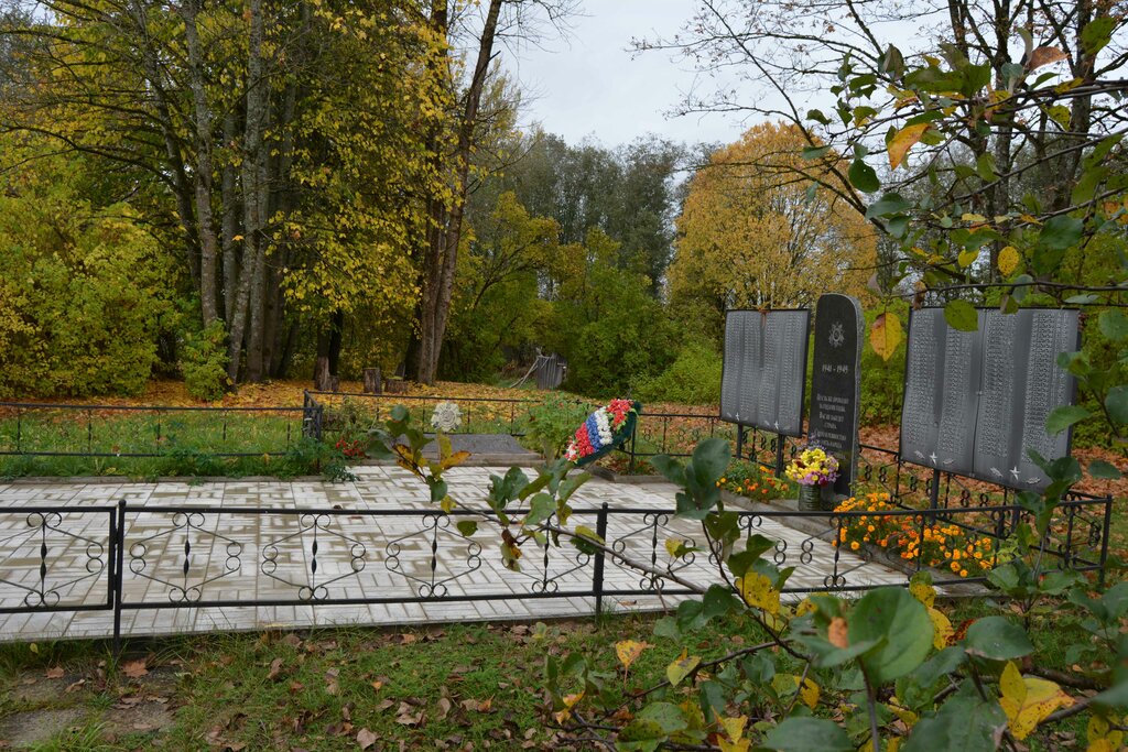 Anıt, heykel Братская могила советских воинов, Pskovskaya oblastı, foto