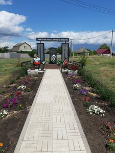 Памятная плита землякам-защитникам Отечества (Belgorod Region, Valuyskiy munitsipalny okrug, selo Khrapovo), anıt, heykel  Belgorodskaya oblastından