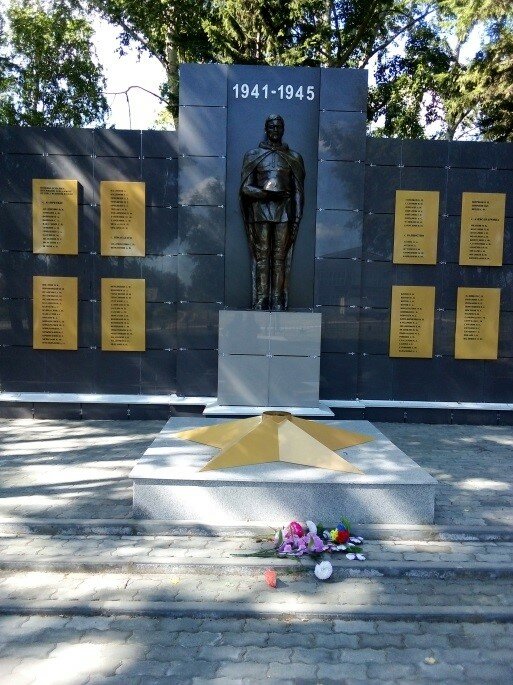 Anıt, heykel Воинам-землякам, погибшим на фронтах Великой Отечественной войны, Novosibirskaya oblastı, foto