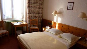 Hôtel Restaurant Aux Trois Roses (Grand Est, Bas-Rhin, Arrondissement de Saverne, La Petite-Pierre, Rue Principale, 19), otel