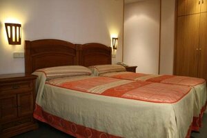 Hostal la Nava (Calle Alcalá No:177, Municipios Madrid, Madrid), otel  Madrid'den