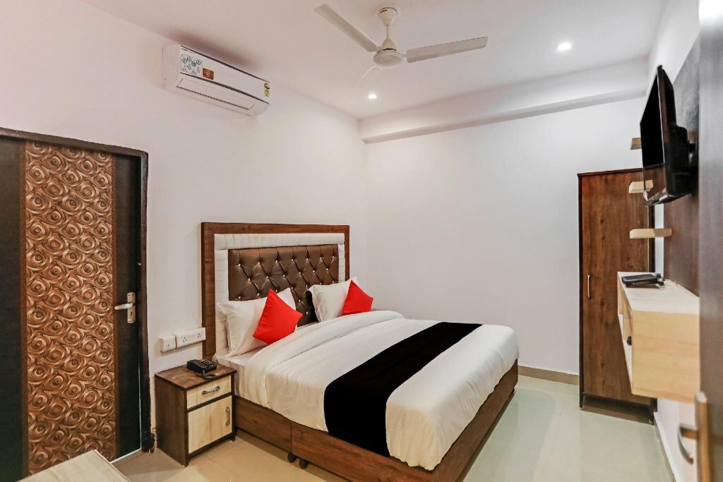 Otel Capital O 76792 Golden Stone, Uttar Pradeş, foto