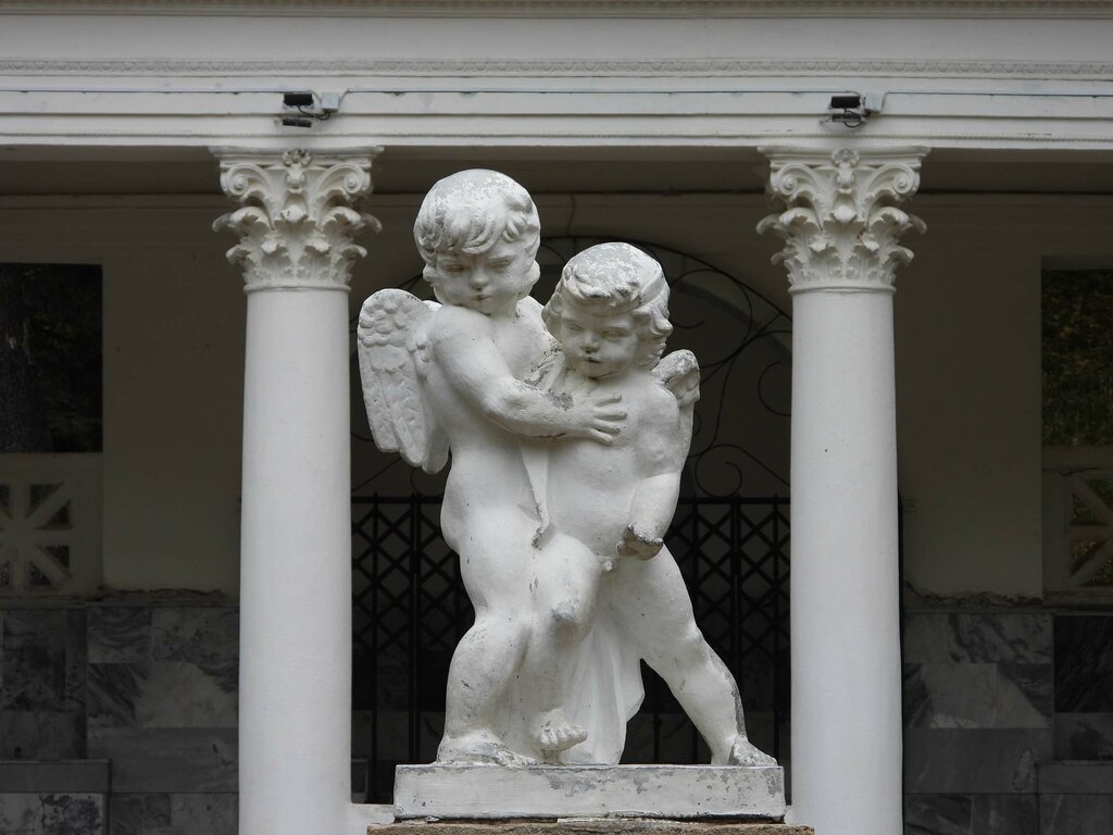 Park, sokak heykeli Борющиеся купидоны, Essentuky, foto