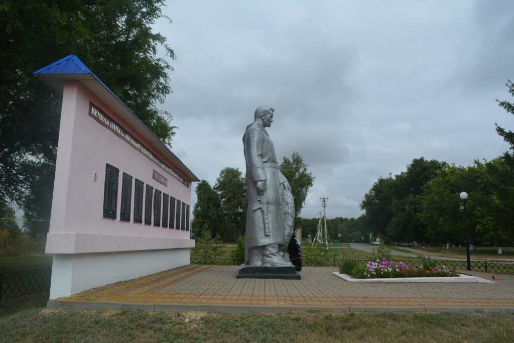 Anıt, heykel Братская могила советских воинов, Belgorodskaya oblastı, foto
