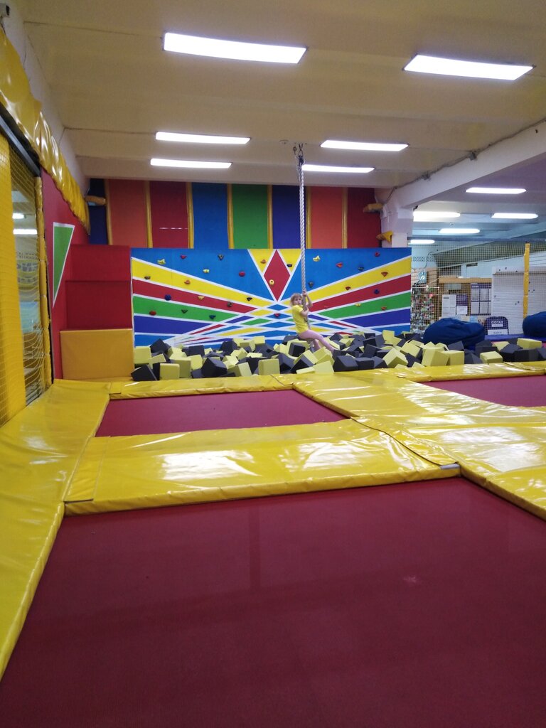 Trambolin merkezi Джунгли парк, Asbest, foto
