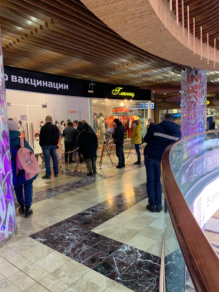 Aşılama noktası Пункт вакцинации в ТРК Питерлэнд, Saint‑Petersburg, foto