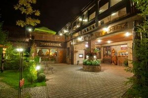 Hotel Trylogia (Masovian Voivodeship, Powiat Wołomiński, Zielonka, ulica Poniatowskiego J., 46A), otel  Zielonka'dan