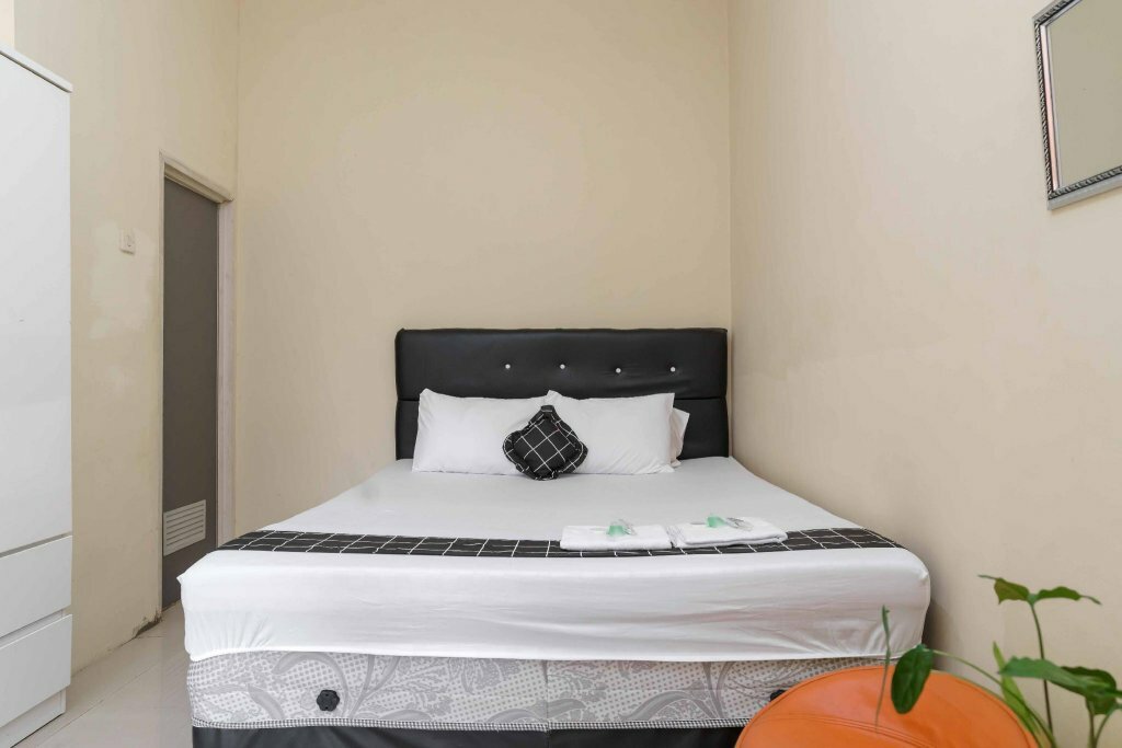 Otel Madinah House Syariah RedPartner, Depok, foto