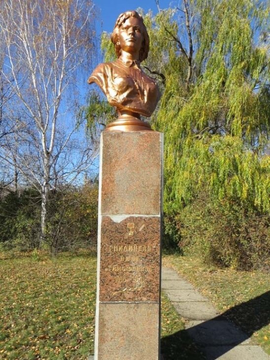 Anıt, heykel Нина Гнилицкая, Krasnyi Luch, foto