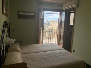 Hostal Aranda (Calle General Aranda No:7, Peniscola), otel  Peñíscola'dan